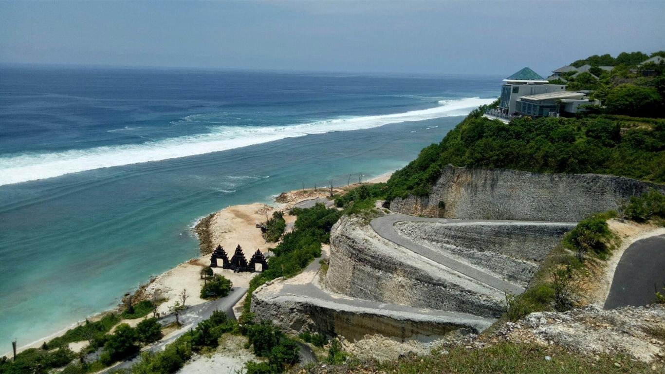√ Pantai Melasti: Sejarah, Daya Tarik, Tiket Masuk 2026