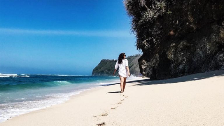 √ Pantai Melasti: Sejarah, Daya Tarik, Tiket Masuk 2026