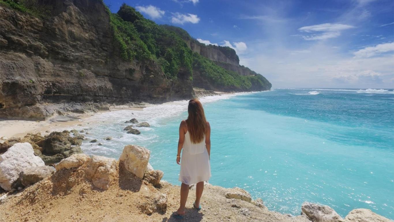 √ Pantai Melasti: Sejarah, Daya Tarik, Tiket Masuk 2026