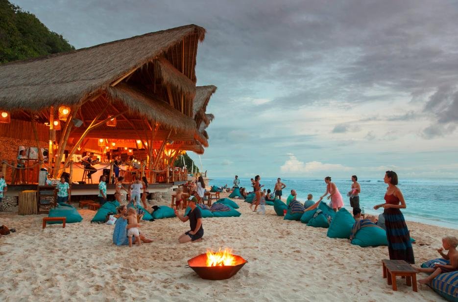 √ Sunday Beach Club: Aktivitas & Harga Tiket Masuk 2026